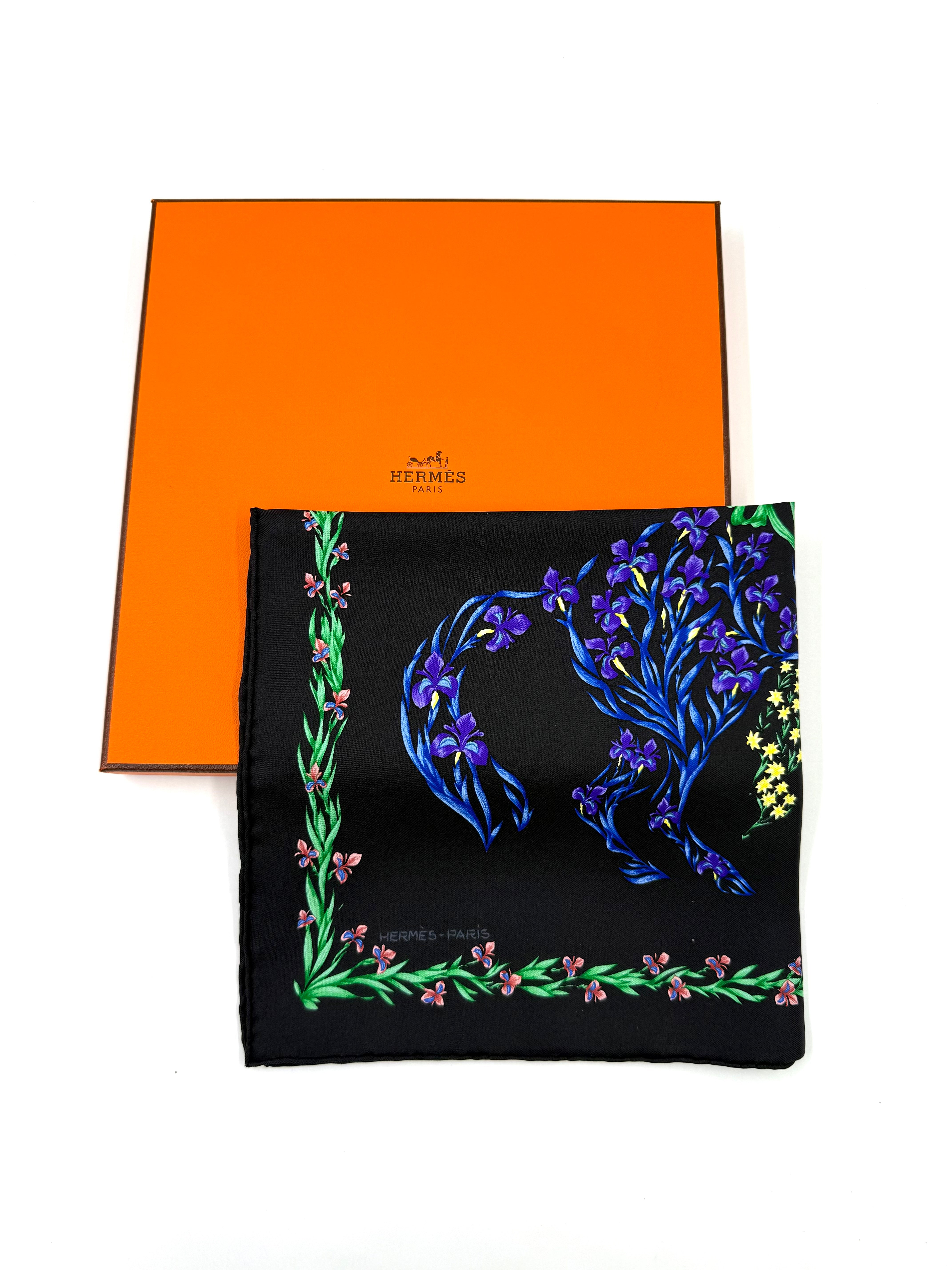 HERMÈS Carré 45 – Clutch & Macarons